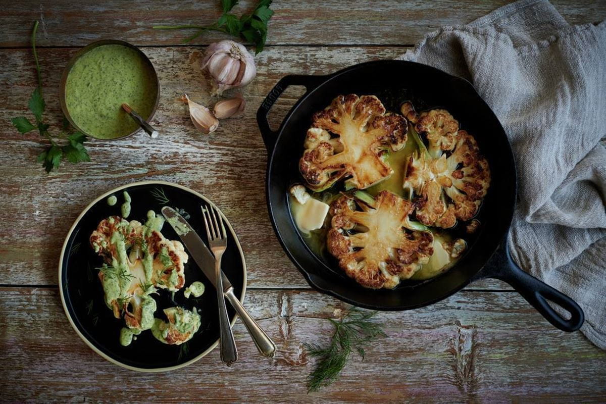 Bloemkool steaks met groene tahini