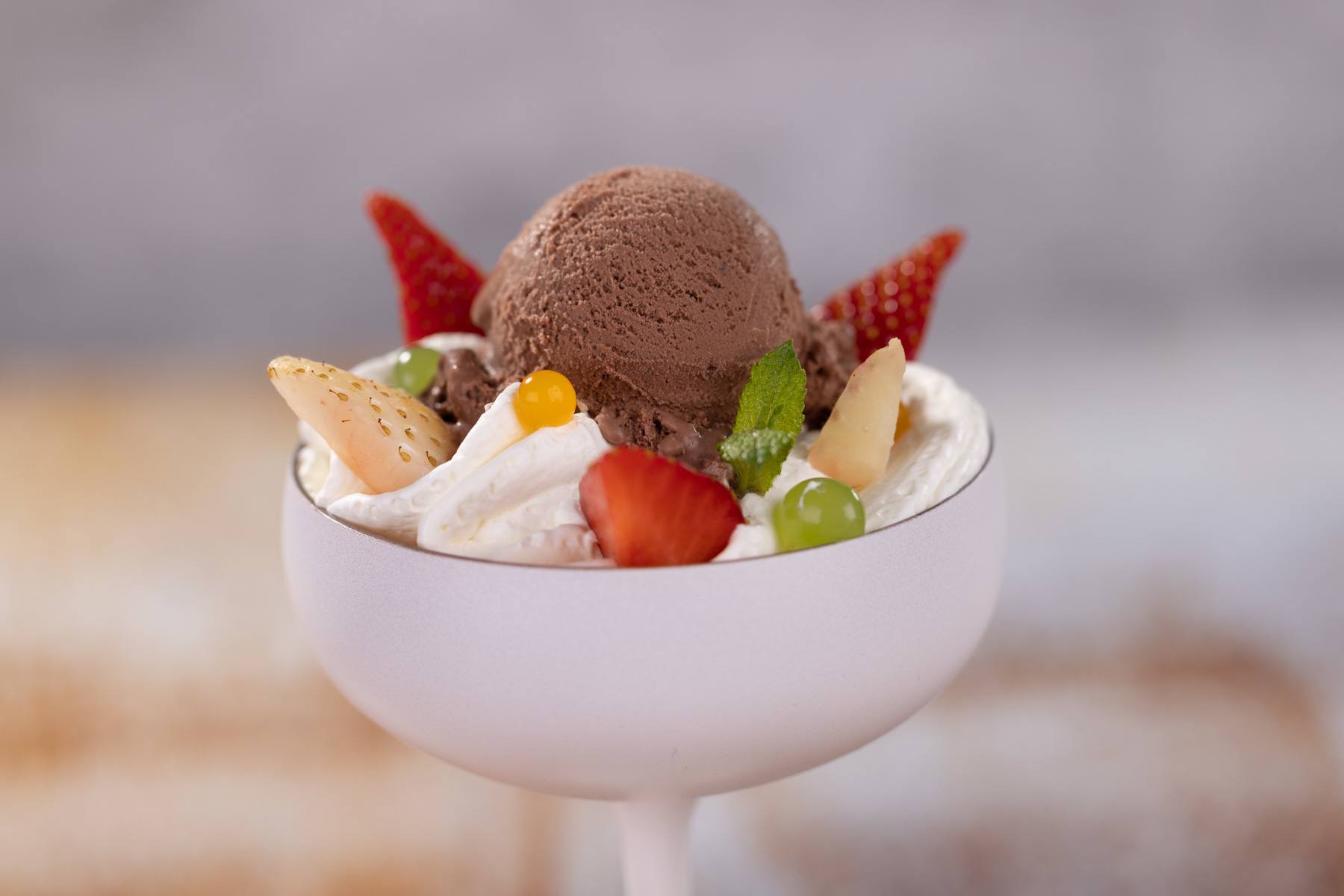Lody czekoladowe z bitą śmietaną, Violife Cocospread i owocami